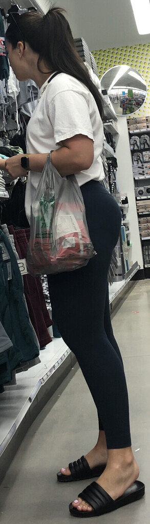 Thiccc girl in lulus shopping for shirts - Spandex, Leggings & Yoga ...