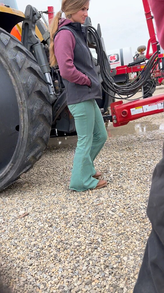 Stunning Beauty On The Farm - Tight Jeans - Forum
