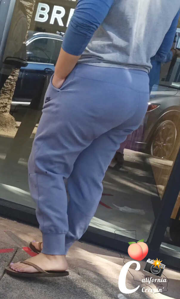 Couple Of Girls Waiting In Line Tight Jeans Forum