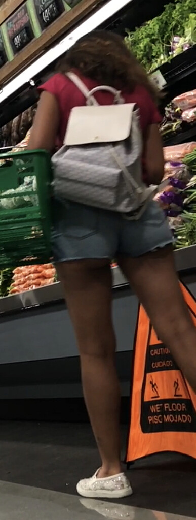 Cheek peek at the organic shop - Short Shorts & Volleyball - Forum