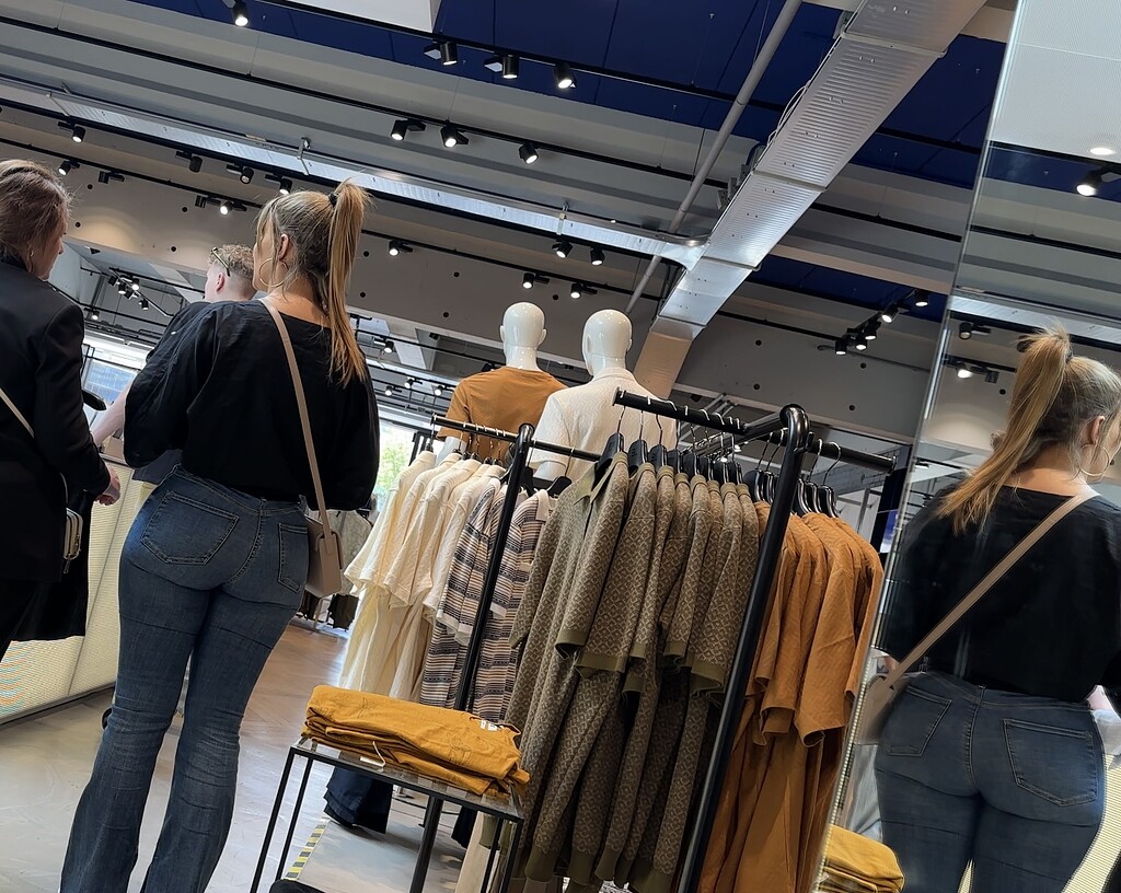 Oc Brunette Wide Hips Full Ass Small Waist And Flare🧪 Page 2 Tight Jeans Forum