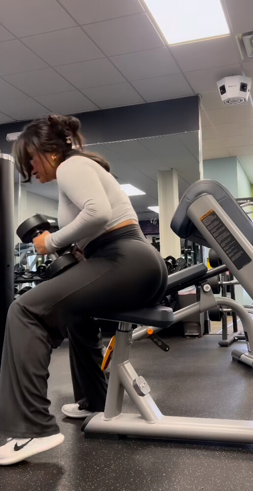 milf with best bbl i’ve seen in the gym - Spandex, Leggings & Yoga ...