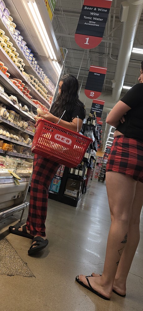 Vpl Sisters Grocery Shopping Short Shorts And Volleyball Forum 8555