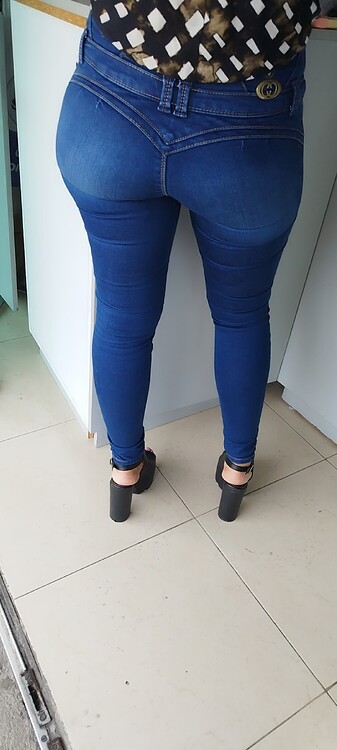 FIRST POST! Mexican girl wearing pocketless jeans OC - Tight Jeans - Forum
