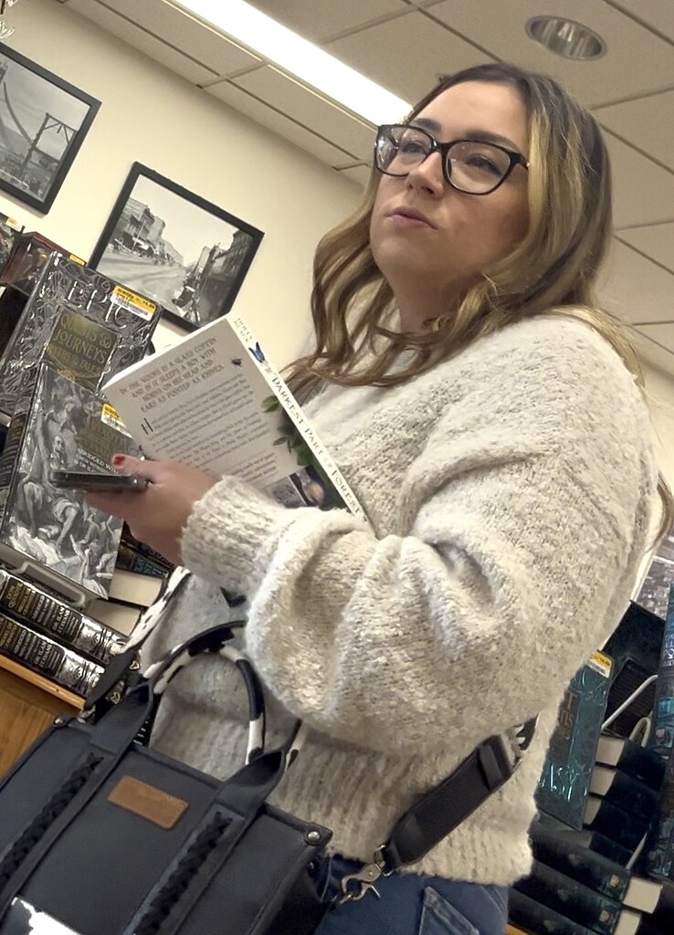 Thicky Latina in jeans at the book store 📕 🍑 - Tight Jeans - Forum