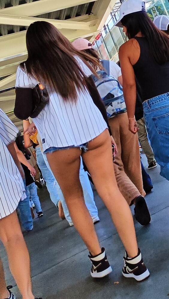 Sexy Latina showing cheeks - Short Shorts & Volleyball - Forum