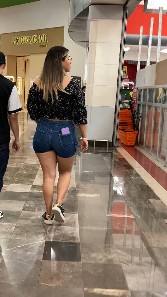 Thick latin girl with shorts - Short Shorts & Volleyball - Forum