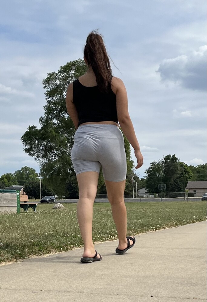 Lovely Slim Milf at Park /Nice legs 👀🥵 - Short Shorts & Volleyball - Forum