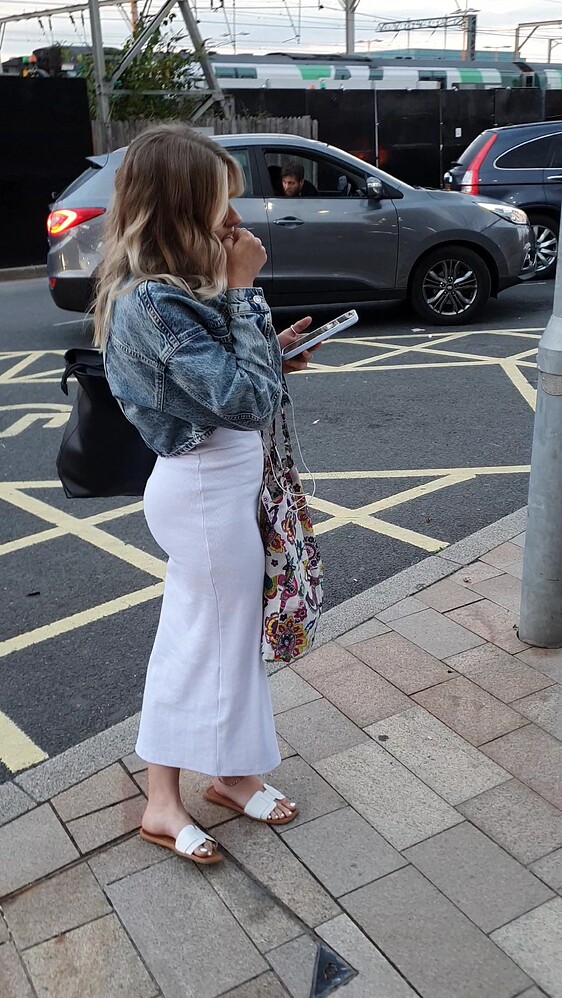 Grumpy cute blonde with big bubble and pretty feet! - ass - Forum