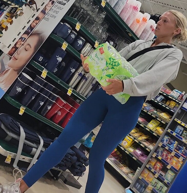 Grocery store hotties wearing tight leggings [Always OC] - Spandex ...