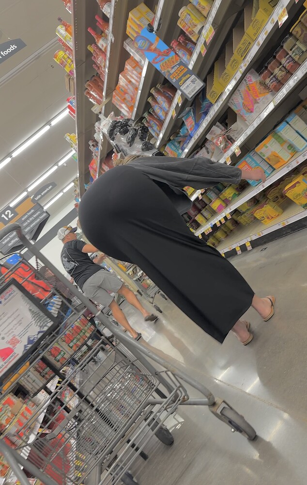 Milf in long black dress bending over! VPL - Forum