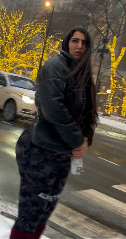 BBL Latina Caught Me?! (Faceshots+GIF) - Tight Jeans - Forum