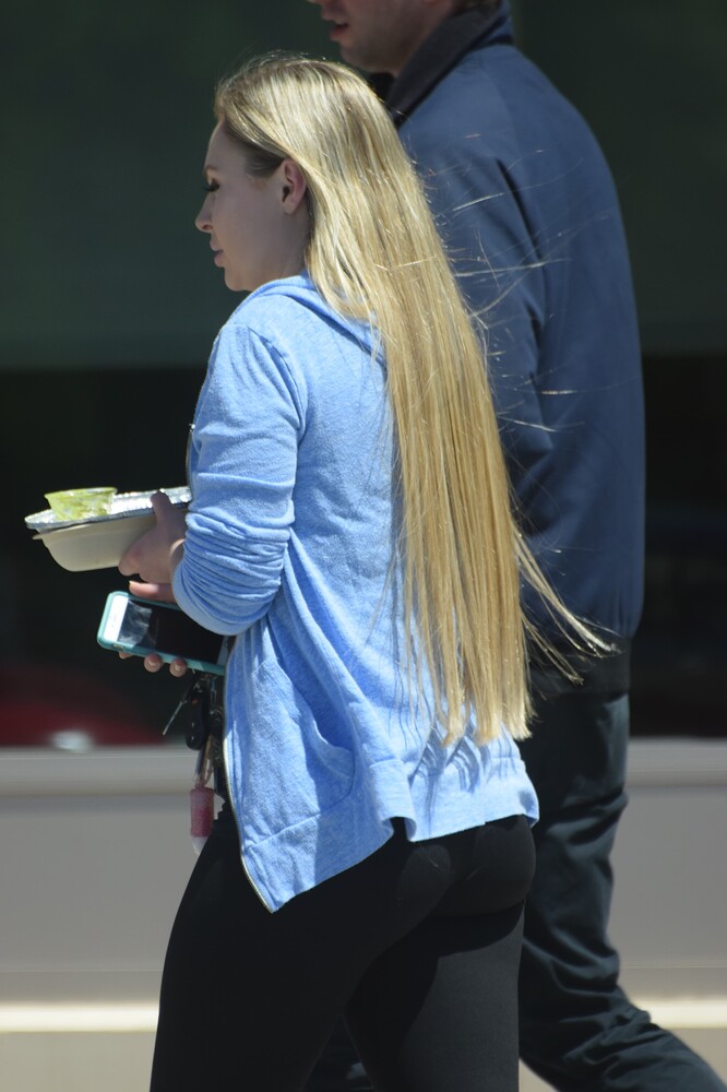 Target Blonde Walking In - Forum
