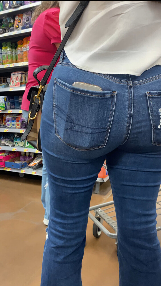 Sexy latina milf with great ass - Tight Jeans - Forum