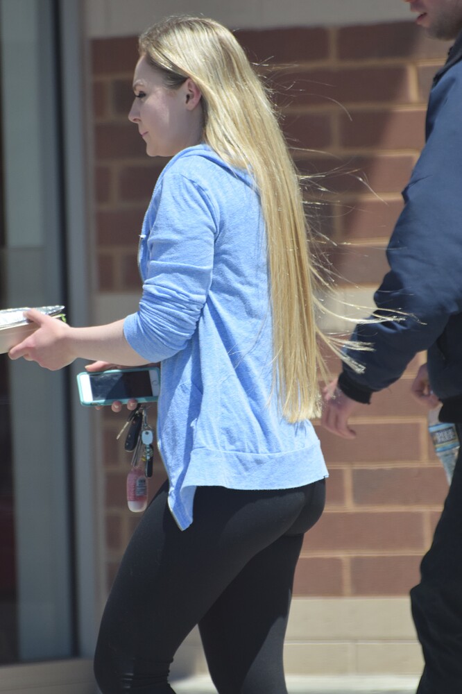 Target Blonde Walking In - Forum