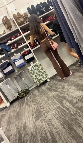 Candid teen shopping 😍 - Forum