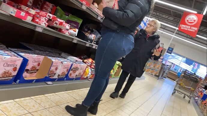 Latina with wide ass - Tight Jeans - Forum