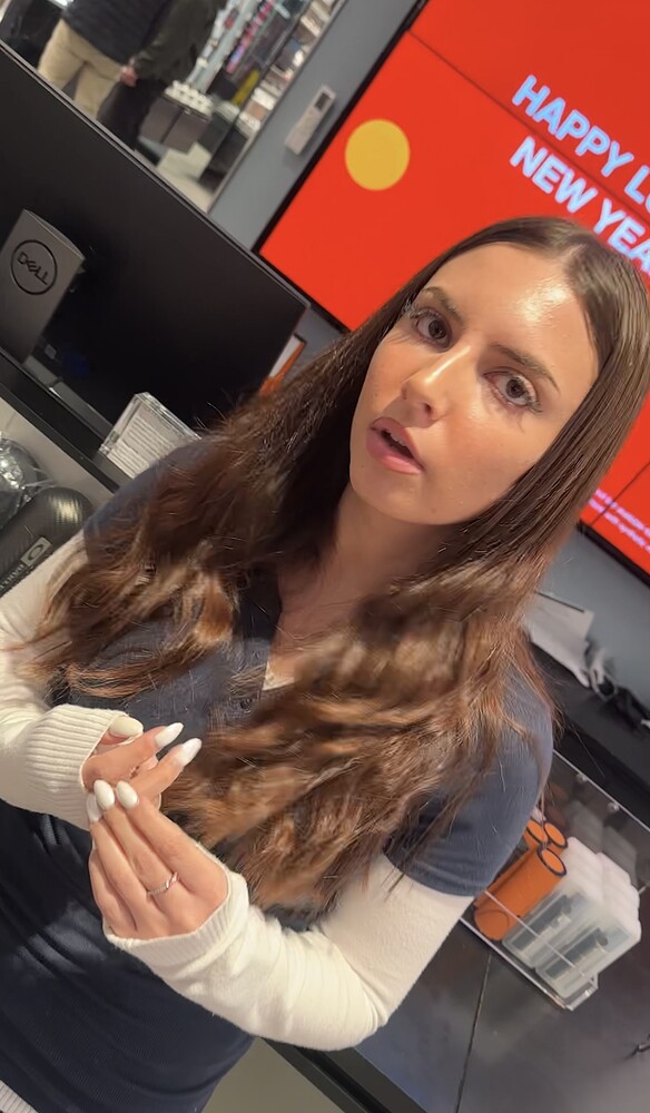 Sexy employee with a nice frontal 🥵 (FaceShot) - Forum