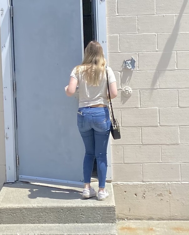 Cute Blonde in different color AE Jeans - Tight Jeans - Forum