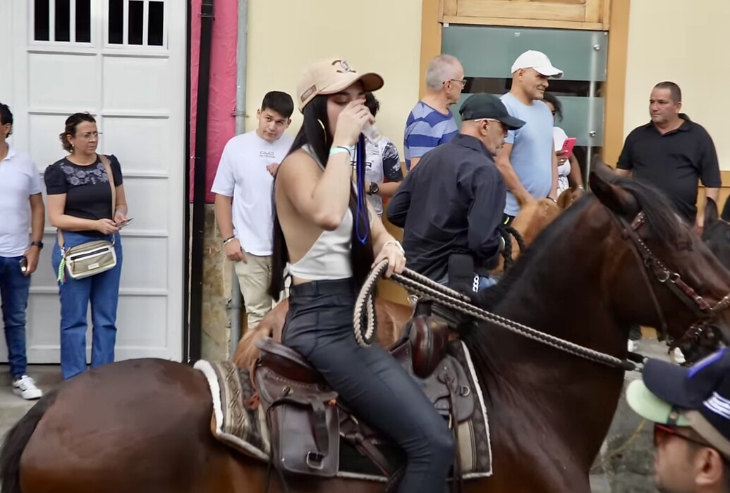 Latina cowgirls gitty up! Non OC - Tight Jeans - Forum