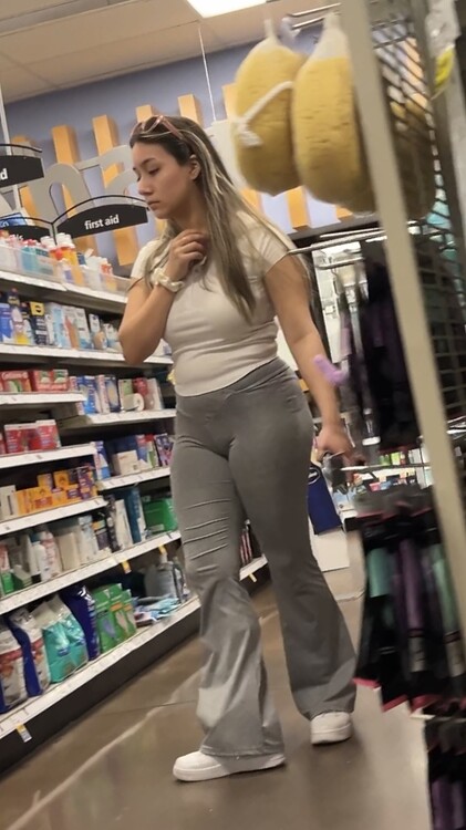 Latina baddie in grey flare leggings 🥵 - Spandex, Leggings & Yoga Pants ...