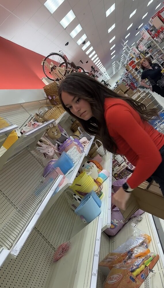 Hot target employee in tight jeans 😮‍💨 Cap her twice already 💦🍑 - Forum