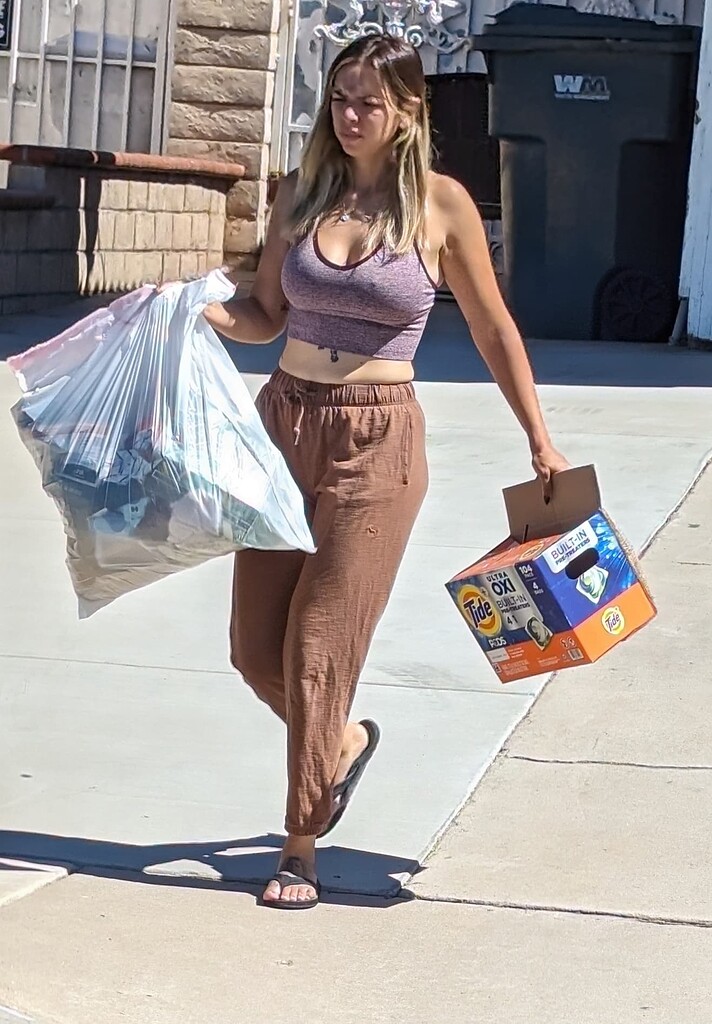 Big Titties throwing out the trash - boobs - Forum