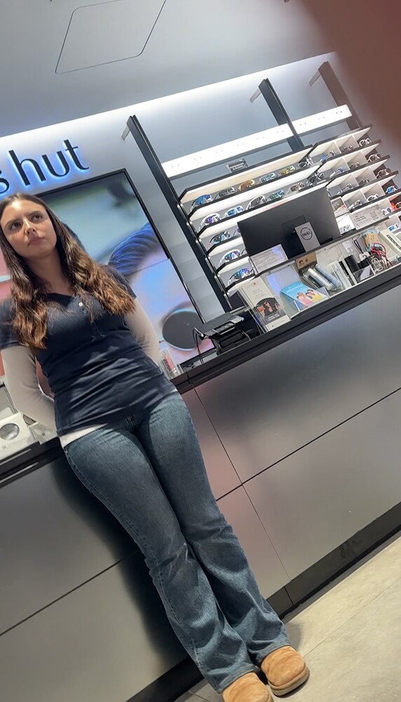 Sexy employee with a nice frontal 🥵 (FaceShot) - Forum