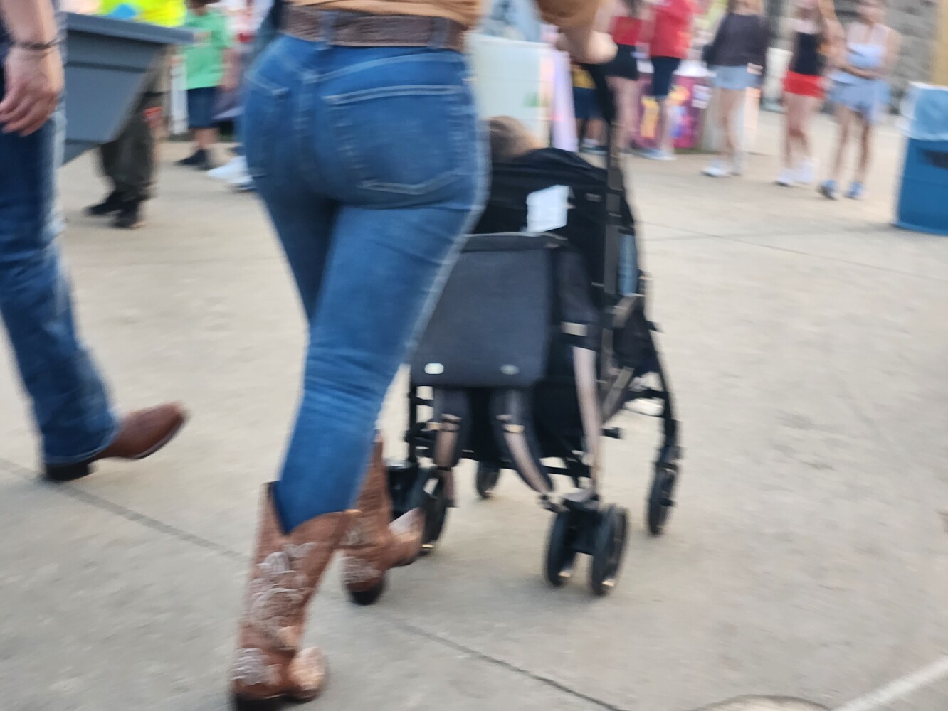 Out In The Wild 34 ( Fair edition BBL in tight jeans ) - Tight Jeans ...