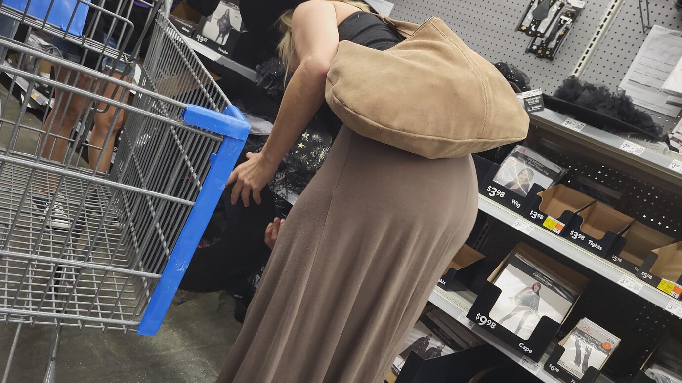 Walmart Halloween Chaos (Slim Pawg + her fat friend, drunk skinny blonde milf in dress ...