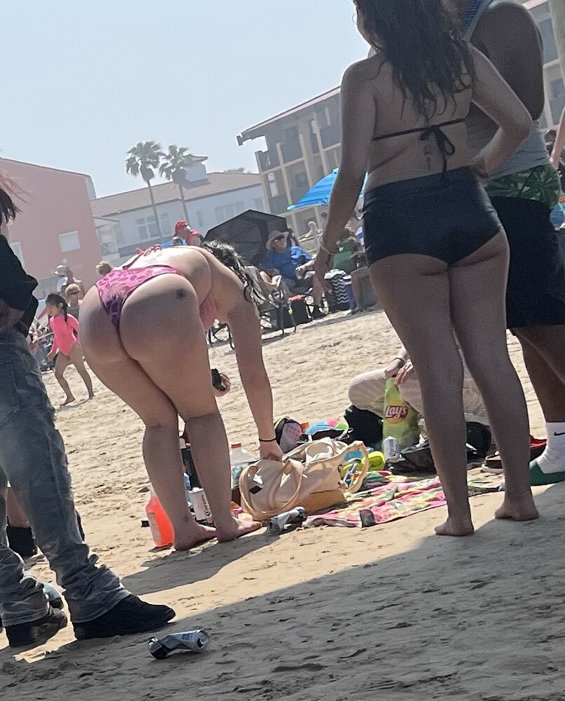 Latina bending over in bikini. OC - Beach & Bikini - Forum