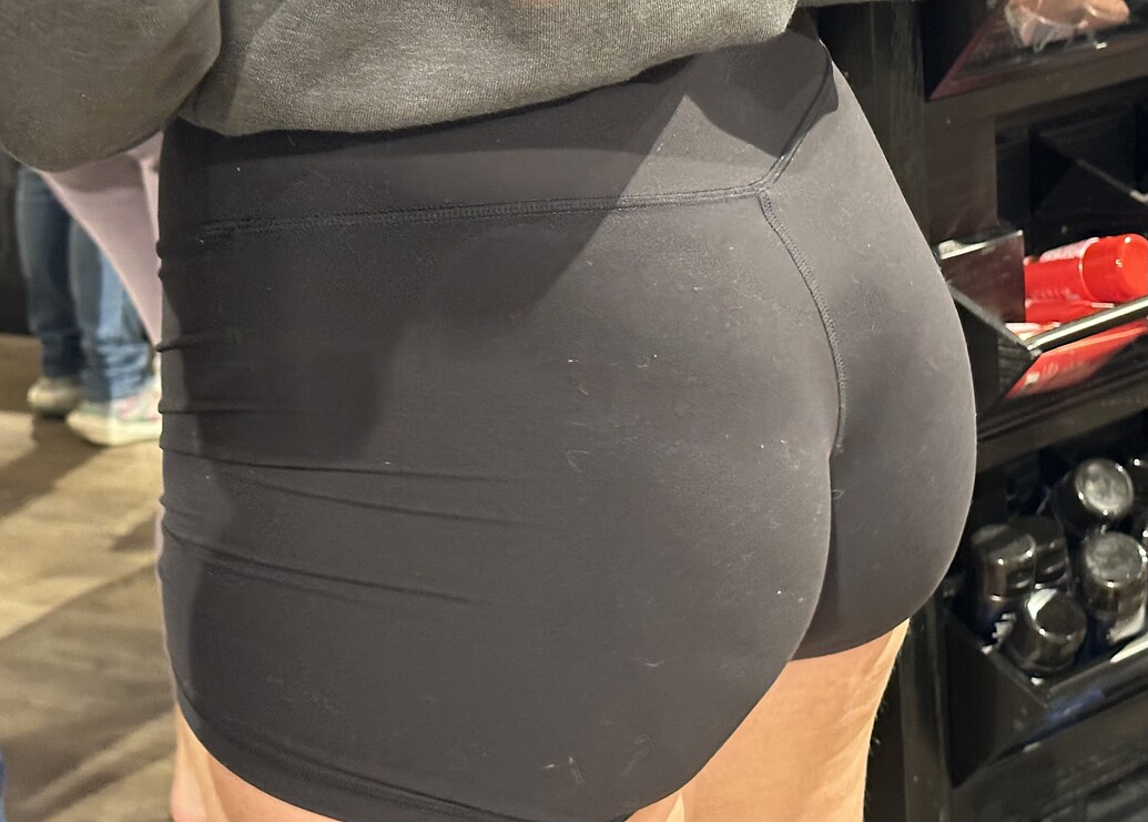 Yummy College Pawg In Lulu Spandex Shorts🔥🔥 Cameltoe And Face Shot