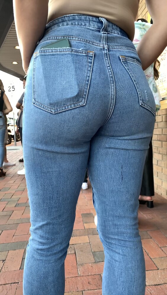 Hottie With A Great Booty… Tight Jeans Forum