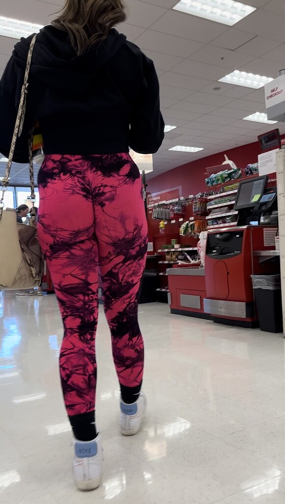 Perfect Dime Piece in deep wedged pink and black vortex leggings ...