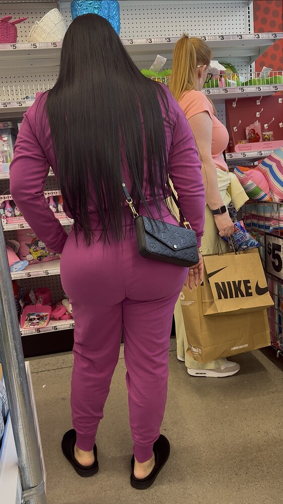 (OC) Juicy Latina BBL in pink tracksuit - ass - Forum