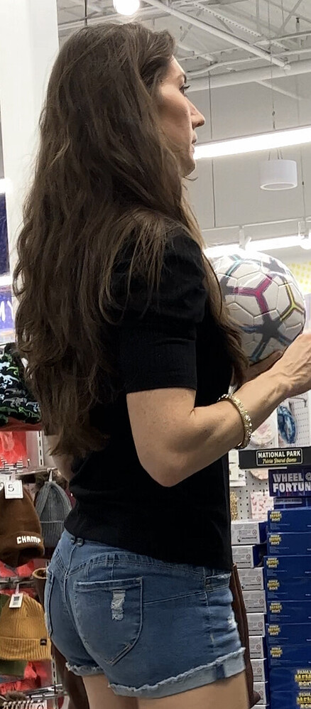 Slim trophy milf in jean shorts - Short Shorts & Volleyball - Forum