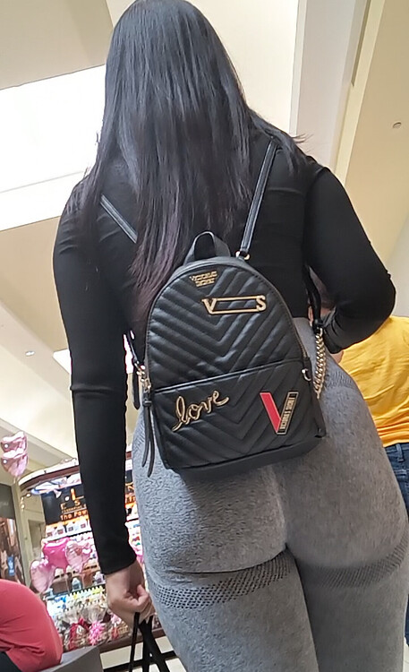 Beautiful bubble butt Latina 🍑 - Spandex, Leggings & Yoga Pants - Forum