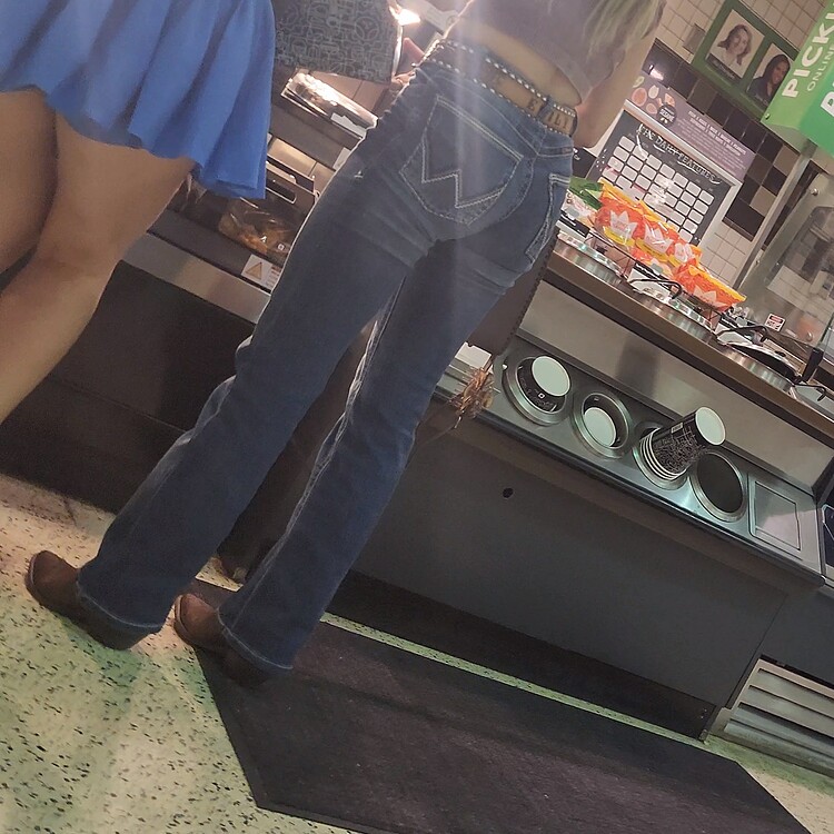 3 baddies which 1 you choosing 🤔 - Forum