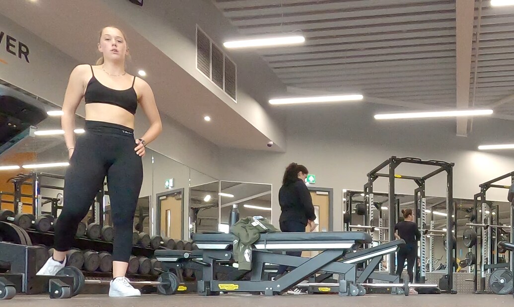 Thicc gym blonde spots the camera again and again but still puts on a ...