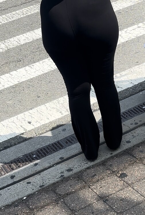 Black Queen with the YAMS in leggings at the airport 🍑( OC , GIFs ...