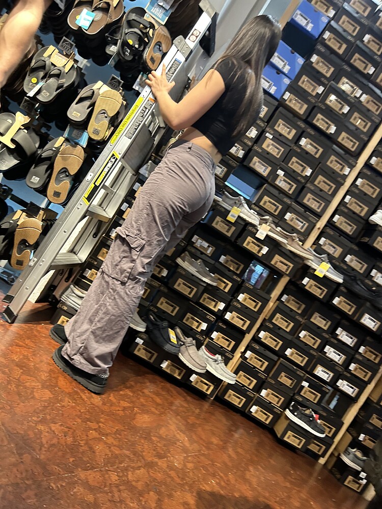 Asian Cashier in Tight Cargo Pants - Tight Jeans - Forum