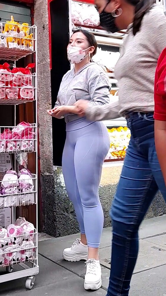 Short, beautiful and with a majestic ass in leggings... one of the best ...