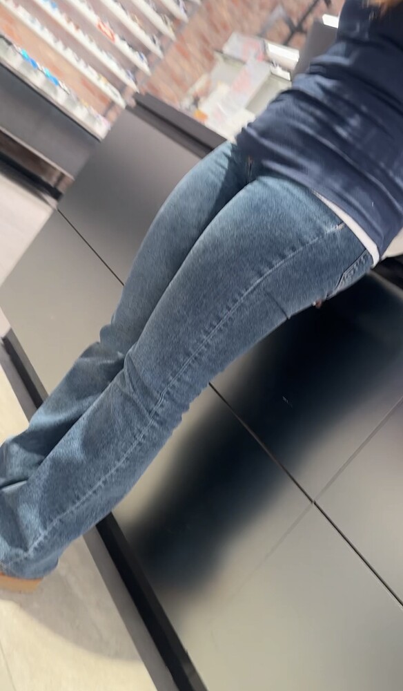Sexy employee with a nice frontal 🥵 (FaceShot) - Forum