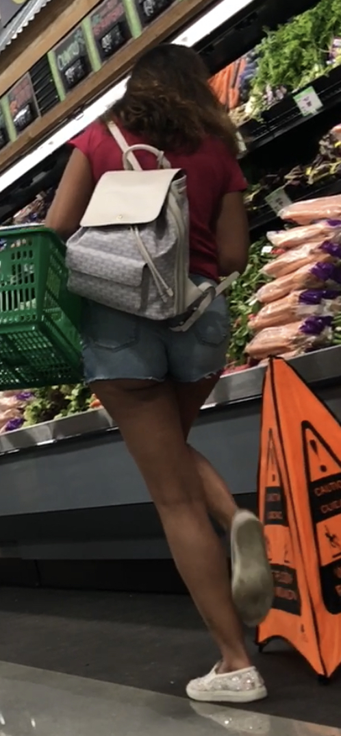 Cheek peek at the organic shop - Short Shorts & Volleyball - Forum