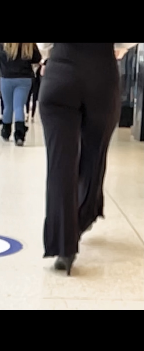 Big Booty Strutting And Bouncing Them Cheeks Spandex Leggings And Yoga