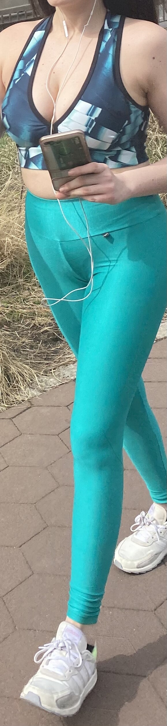 Amazing Cleavage And Ass In Green Yoga Pants Spandex Leggings Yoga