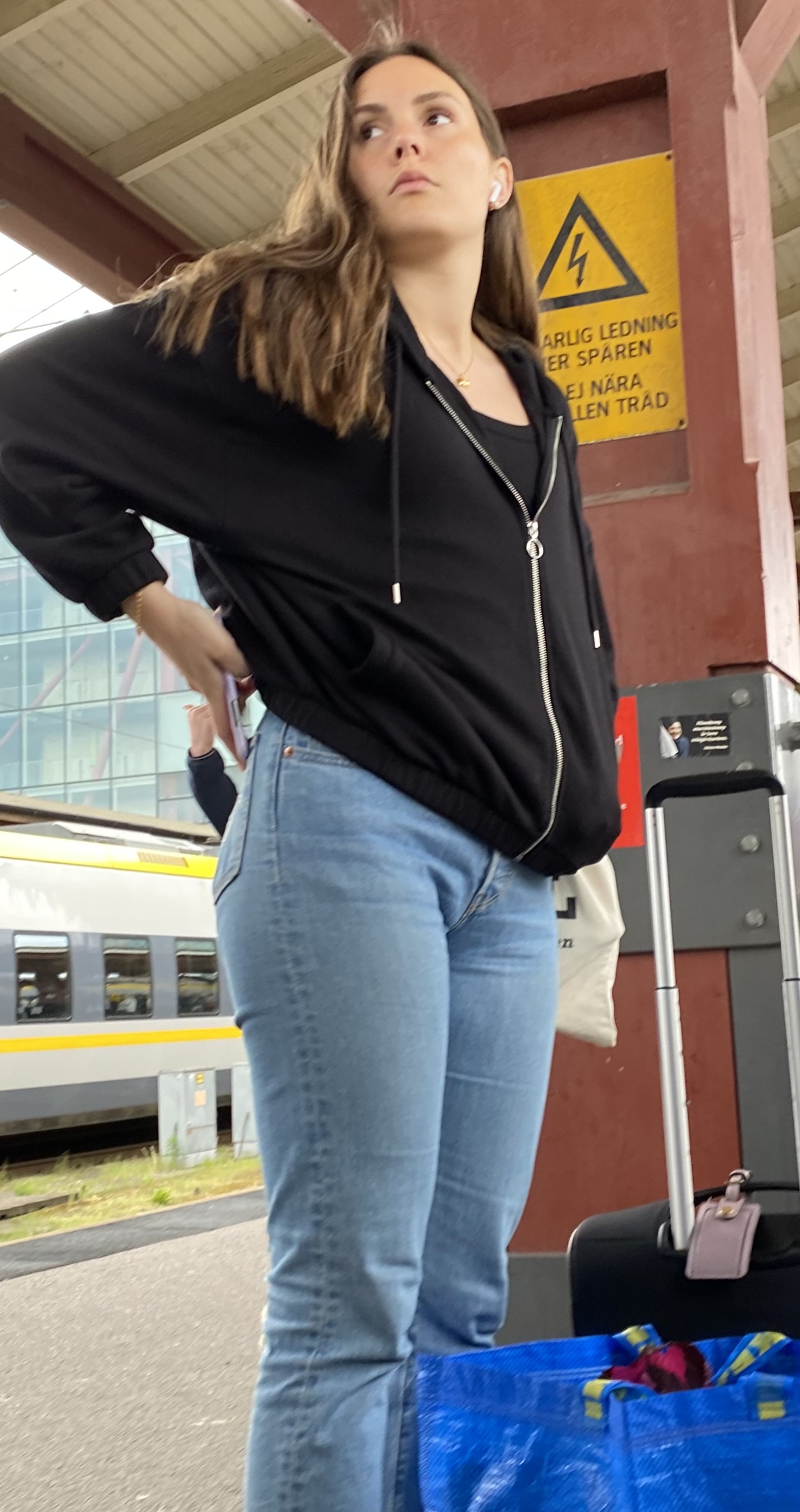 Train Station Pretty Girl In Tight Jeans Tight Jeans Forum