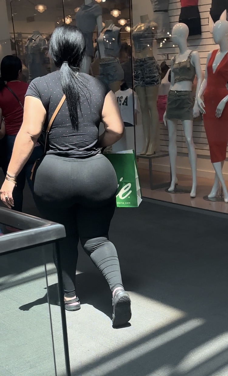 Latina with insane massive BBL at the mall ( OC , GIFs) - Spandex ...
