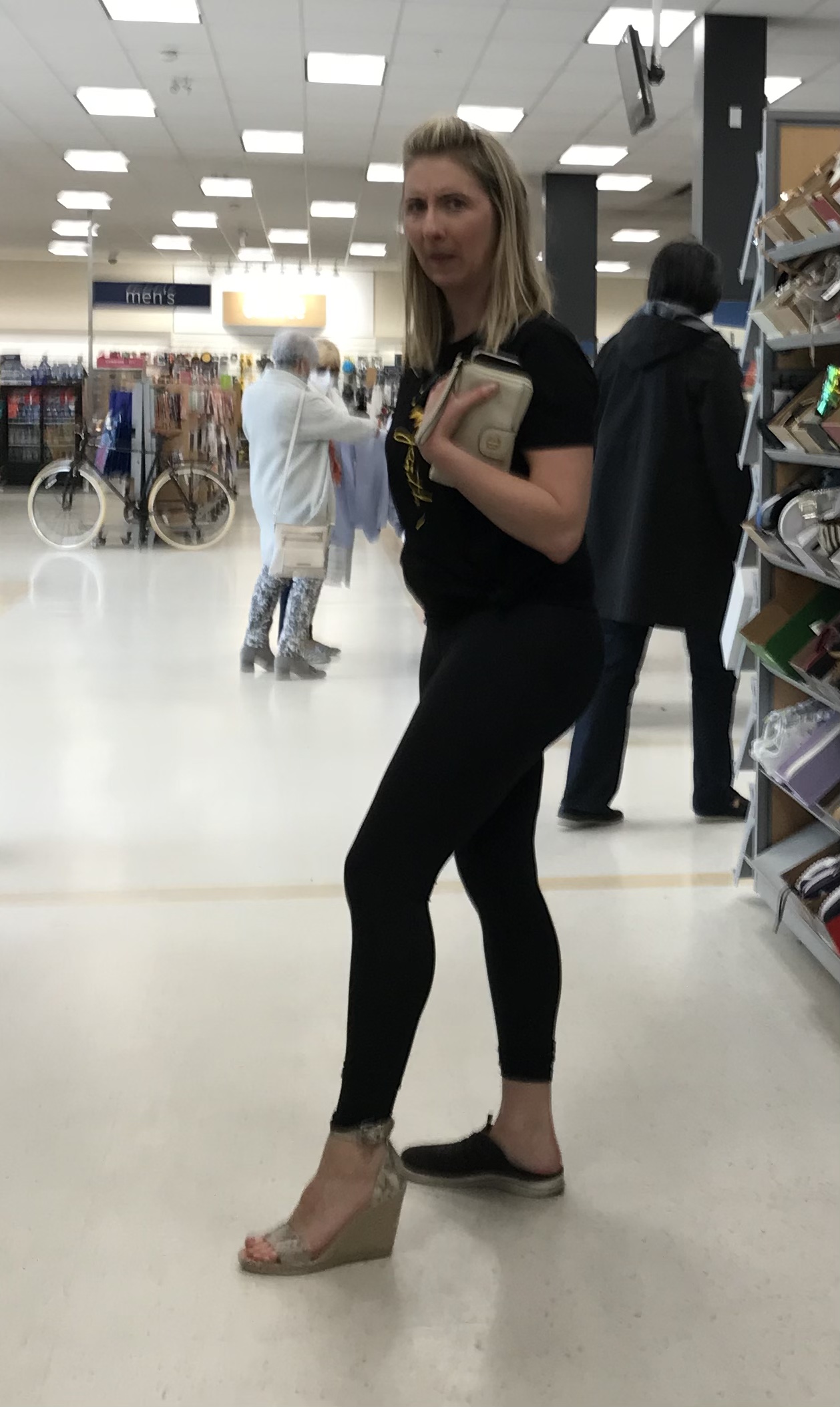 Curvy Blonde Milf Trying On Shoes Spandex Leggings And Yoga Pants Forum