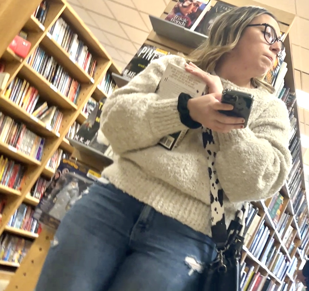 Thicky Latina in jeans at the book store 📕 🍑 - Tight Jeans - Forum